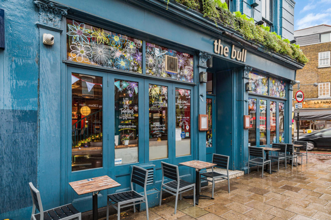 Decoding British Pub Etiquette: Do's and Don'ts for First-Timers