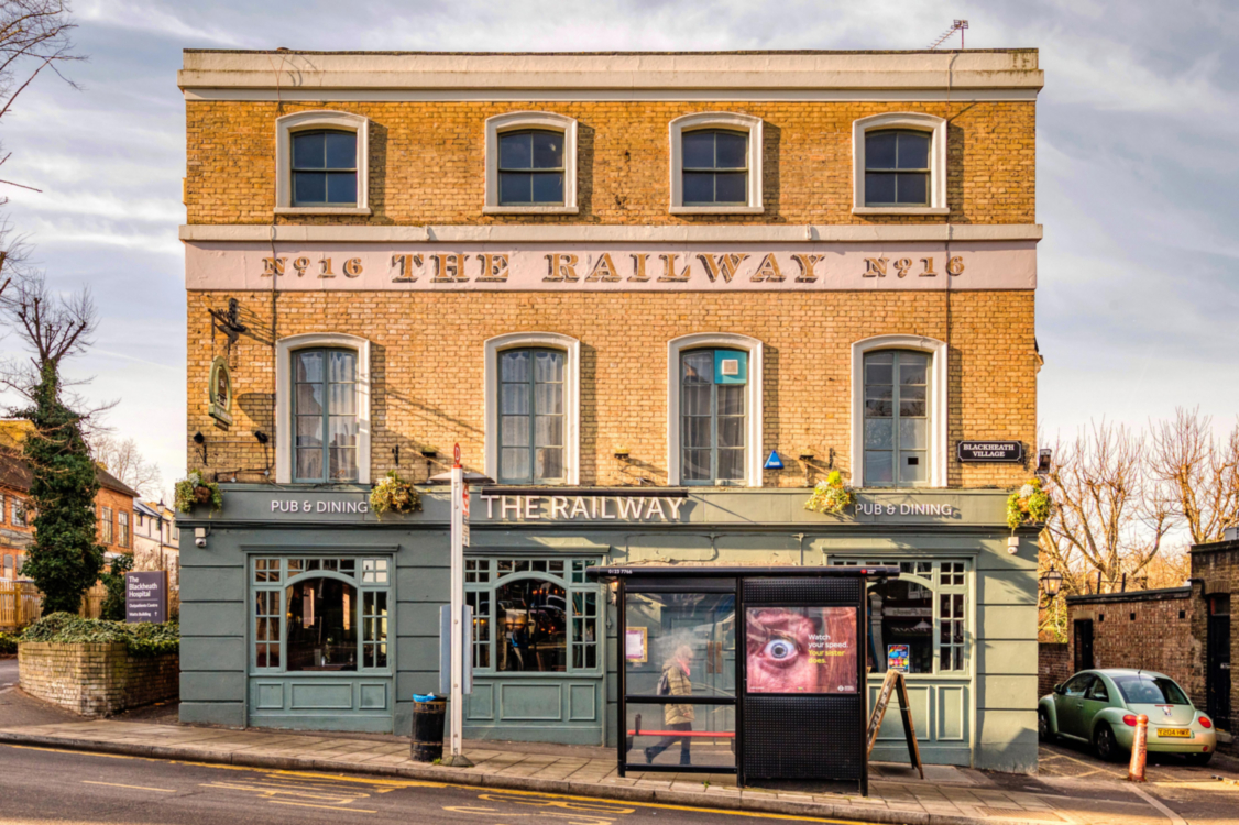 Decoding British Pub Etiquette: Do's and Don'ts for First-Timers