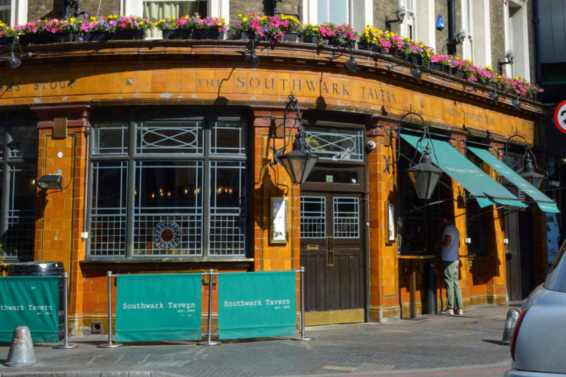 Decoding British Pub Etiquette: Do's and Don'ts for First-Timers